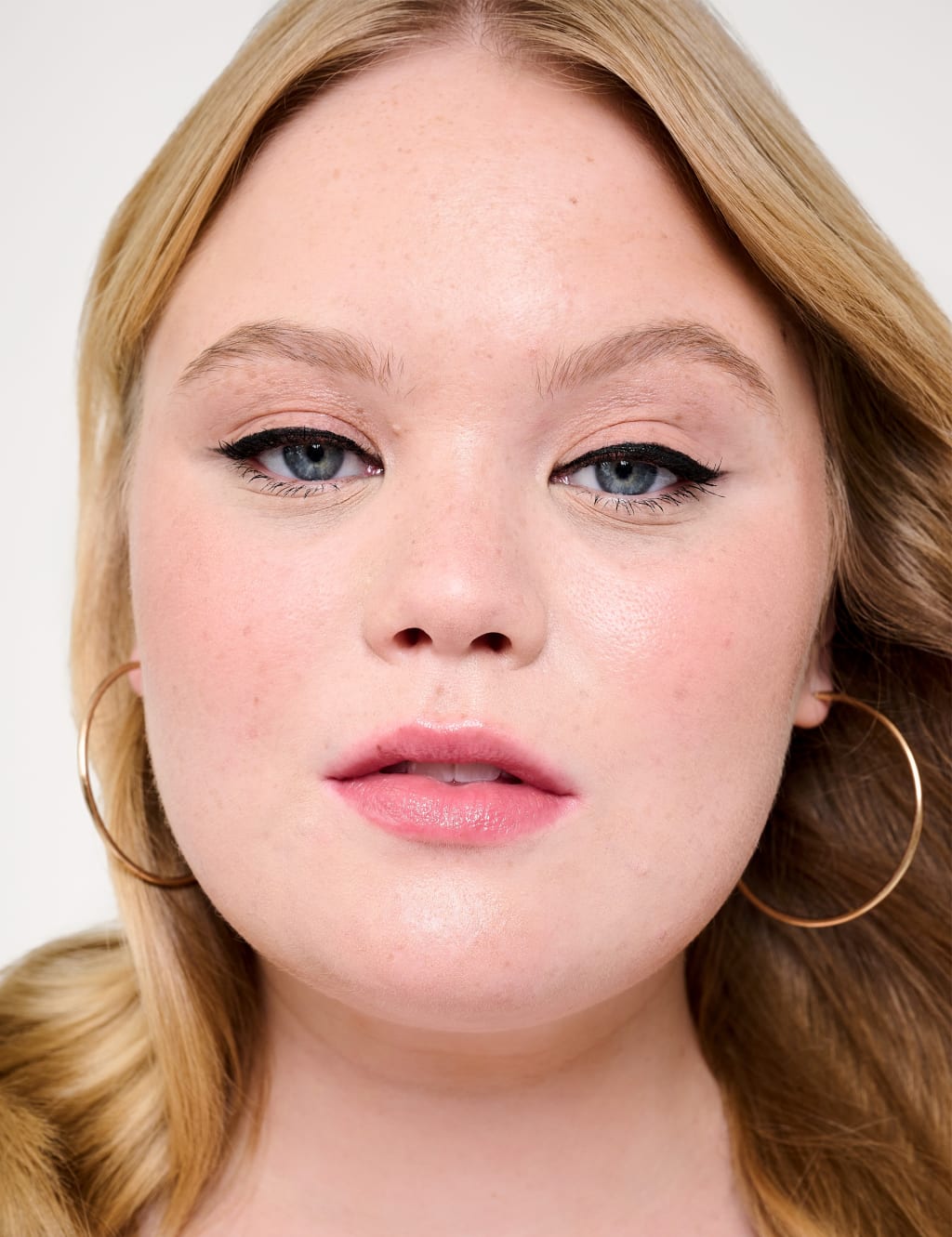 Dew-la-la Liquid Glow Highlighter Raya 25ml | BENEFIT | M&S