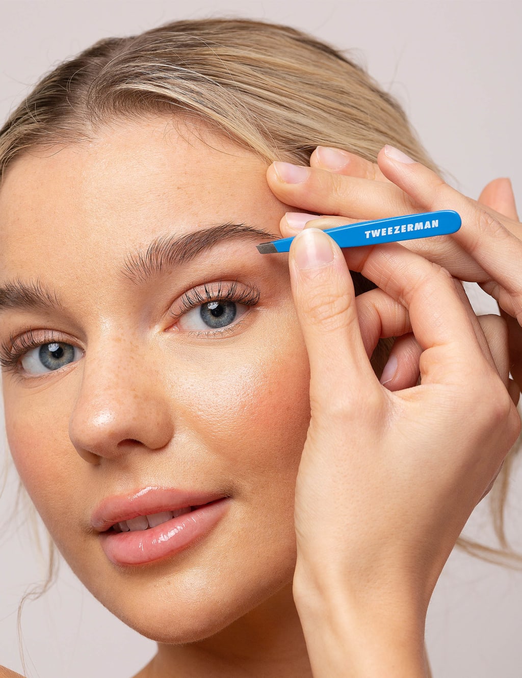 Mini Slant Tweezer Bahama Blue | TWEEZERMAN | M&S